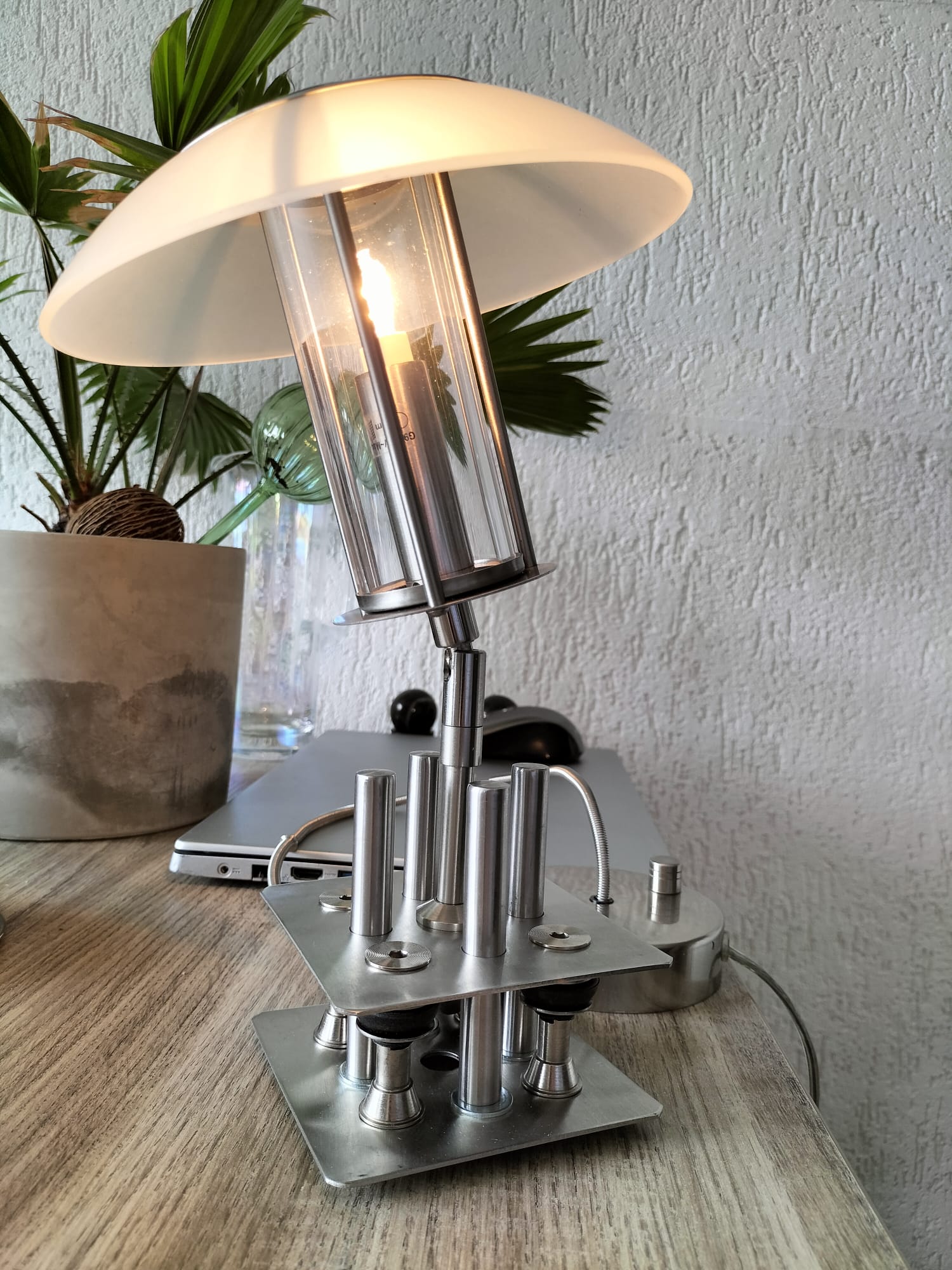 Lamp on aluminium pillars – Disc-Arted Objects